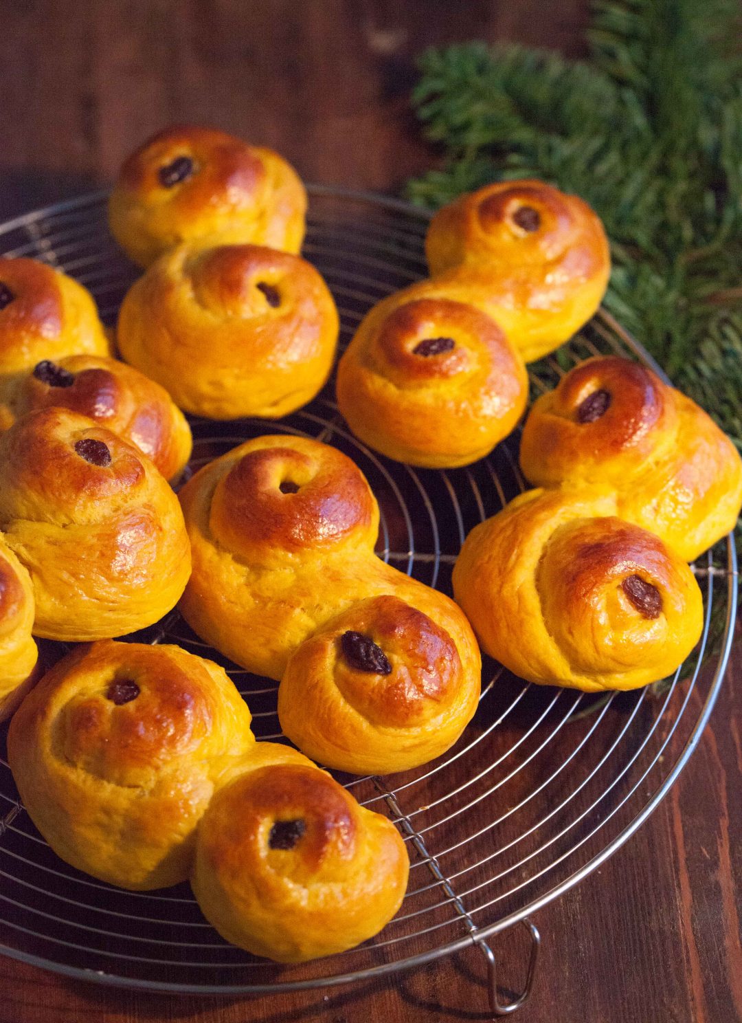 Lussebullar med rågsikt – SÖTA SAKER. Baka saftiga saffransbullar!