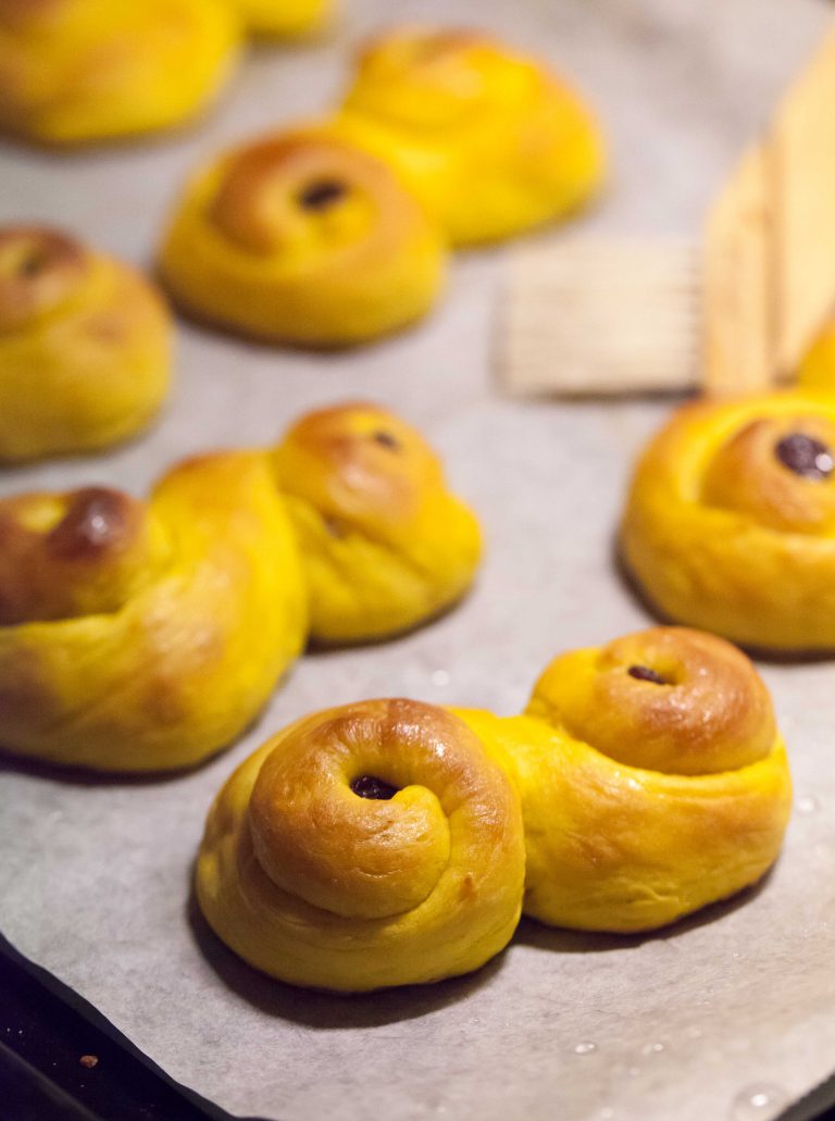 Lussebullar med kesella – SÖTA SAKER. Saftiga saffransbullar med kvarg.