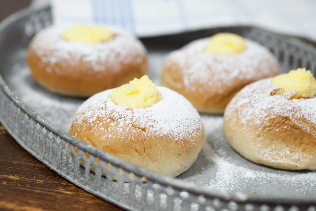 Solskensbullar – recept på fyllda bullar med vaniljkräm.